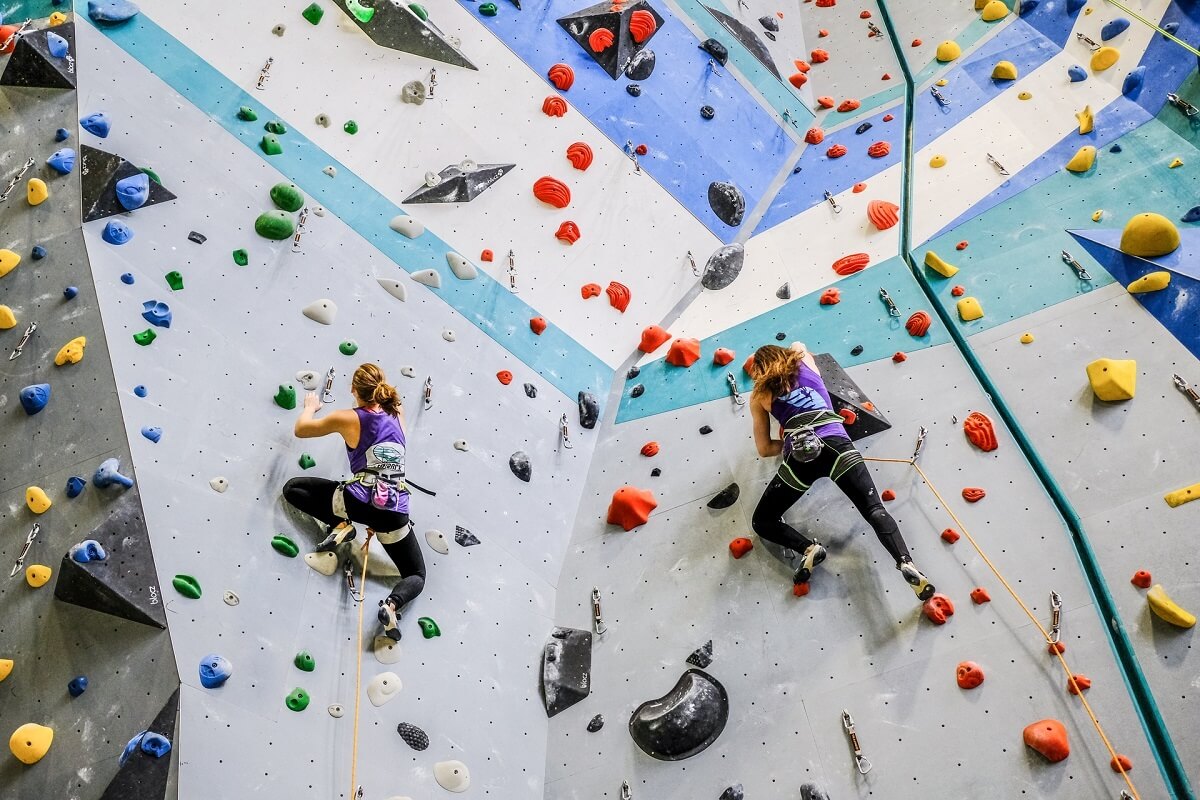 'Oanh tạc' 4+ điểm leo núi nhân tạo trong nhà Hà Nội cực đã - ManMo